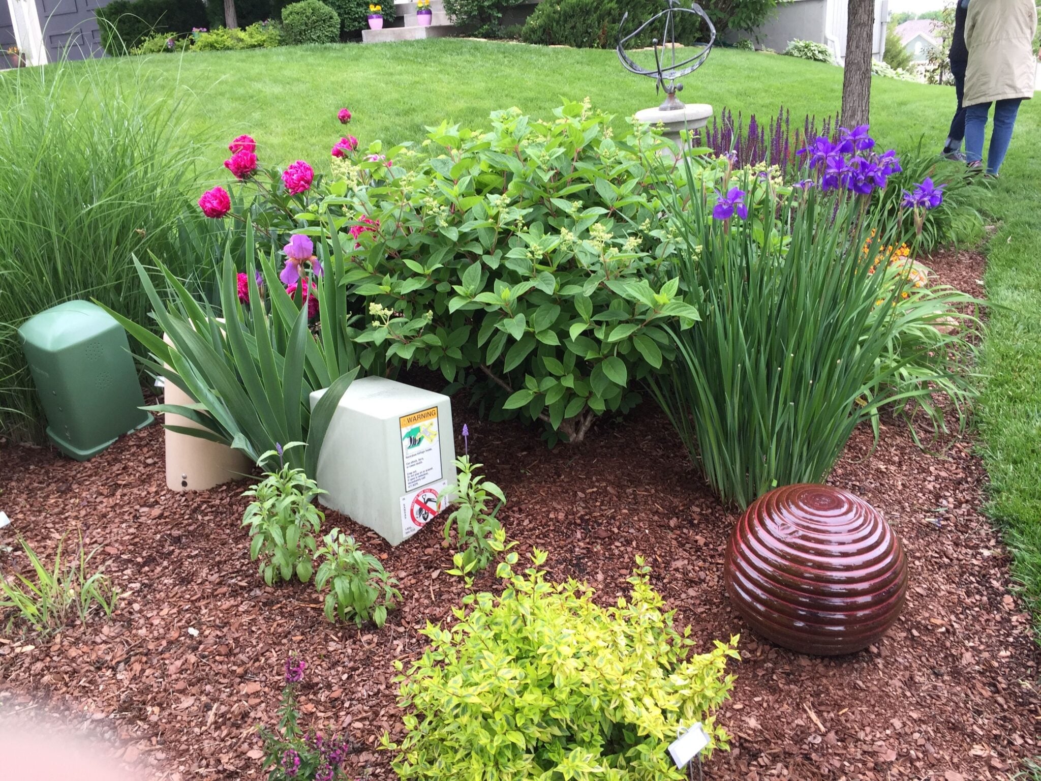 27 Clever Landscaping Ideas To Hide Utility Boxes - Outdoor Happens ...