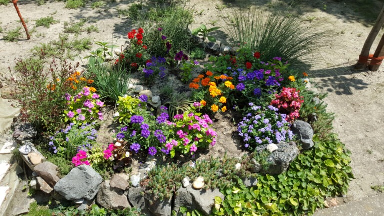 42 Creative Small Corner Rock Garden Ideas for Your Outdoor Space ...